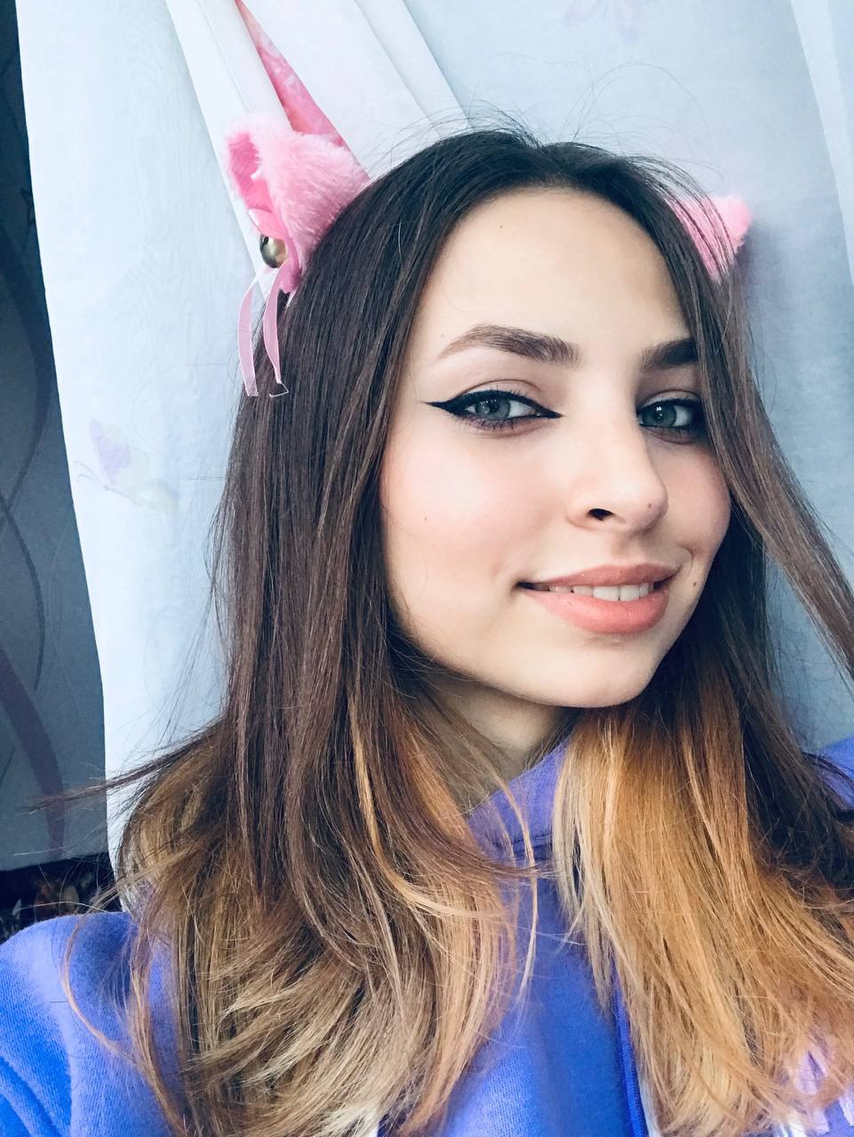 Veely Webcam Model Profile | xHamsterLive