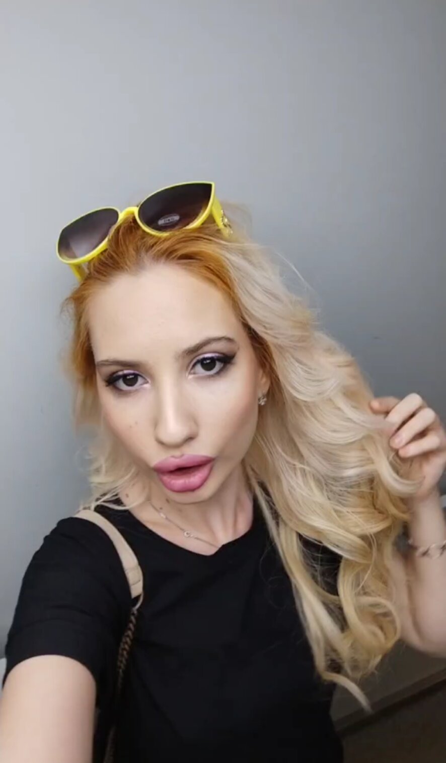 Elza_kom Webcam Model Profile | xHamsterLive