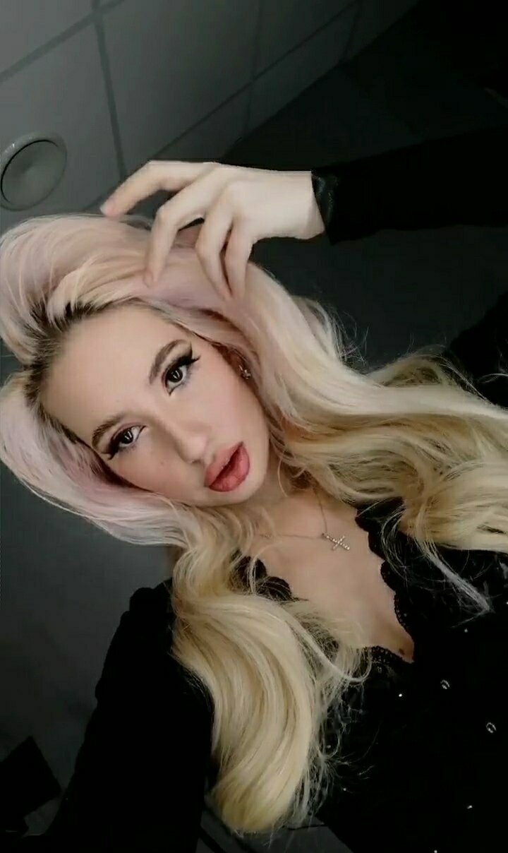 Elza_kom Webcam Model Profile | xHamsterLive