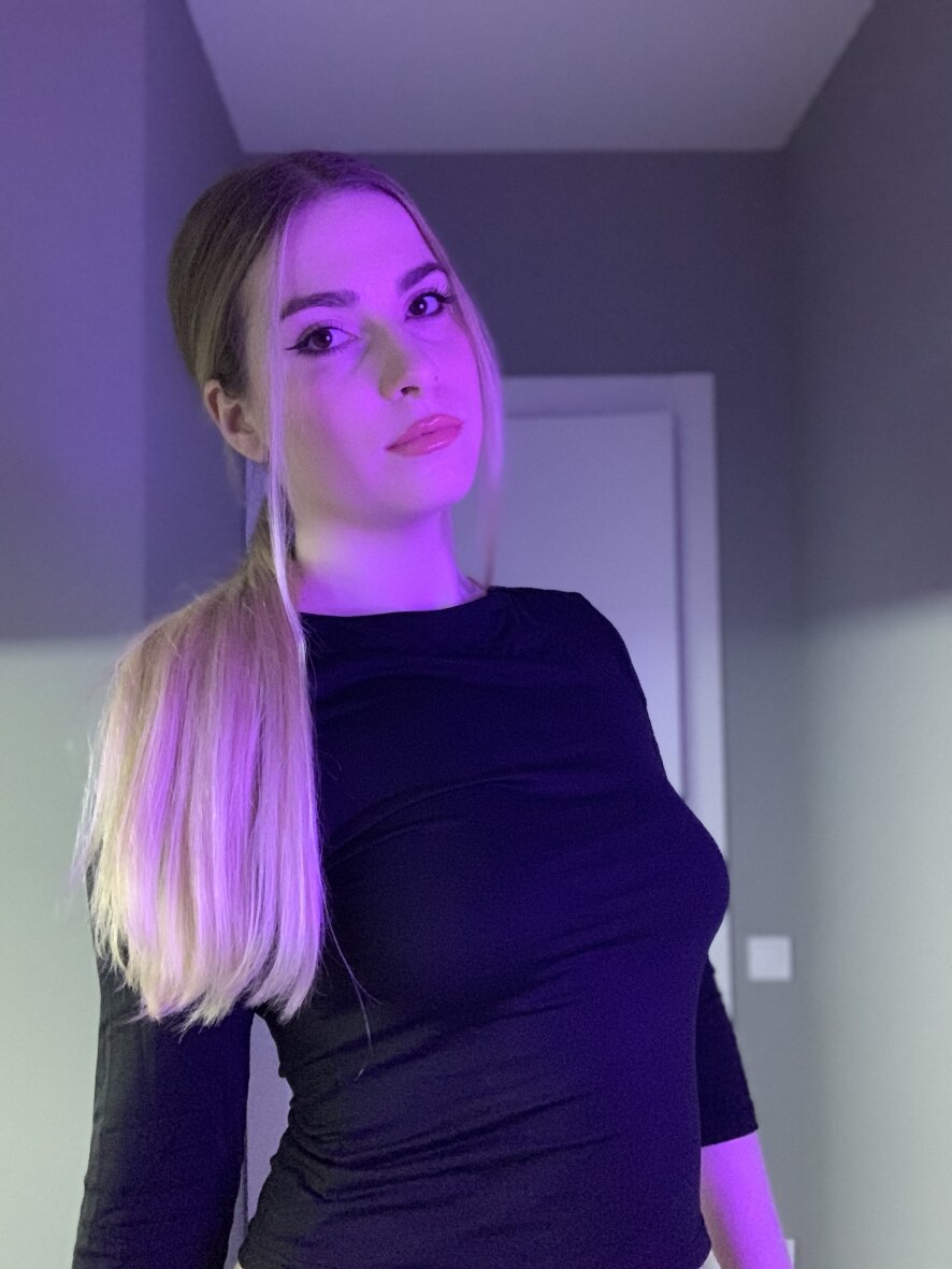 kissmissangela-cam-model-profile-stripchat