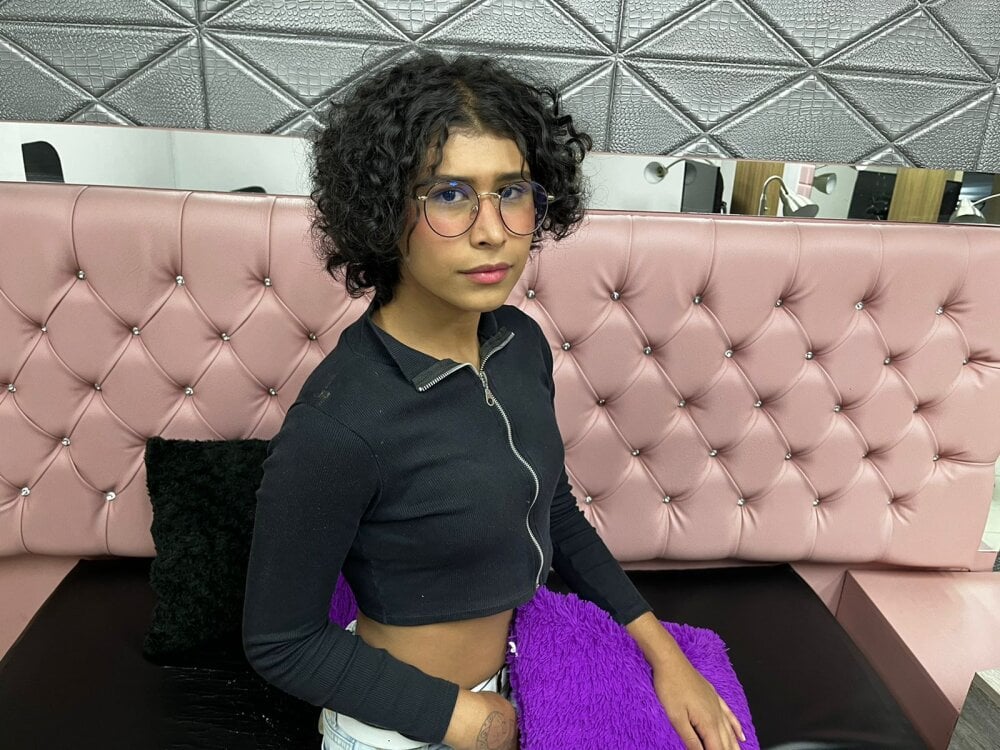 MARA_MENDES Cam Model Profile | Stripchat