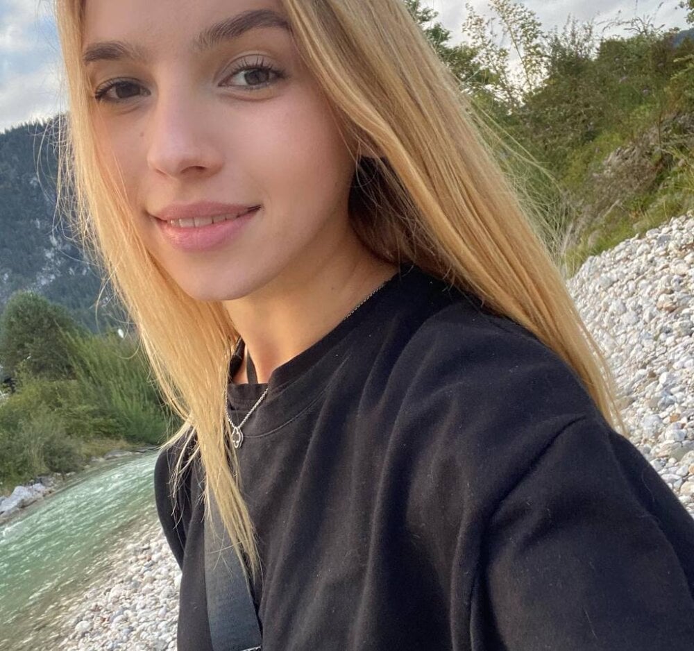 Ally-Red主播：免费直播性爱表演和聊天 | Stripchat