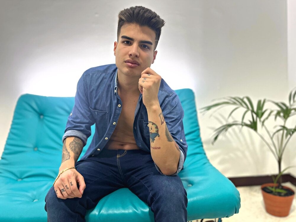 Chris_Moon Free Live Webcam Show & XXX Chat | xHamsterLive