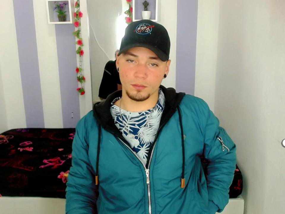 Andrew__XOXO主播：免费直播性爱表演和聊天 | Stripchat