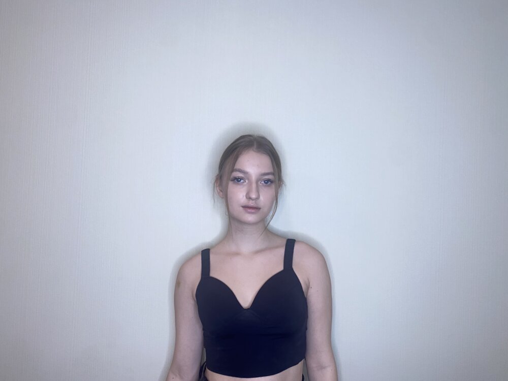 ElleCore Cam Model Profile | Stripchat