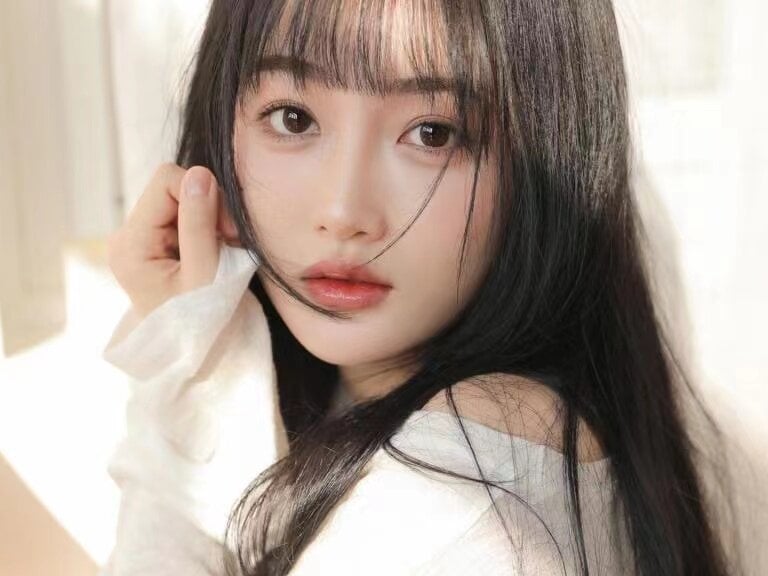 -ice-luce Webcam Model Profile | xHamsterLive