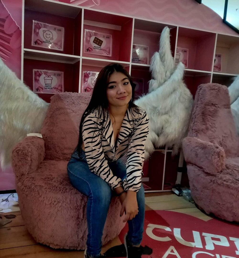 Isaa Uwu的裸露视频and录播节目 Live And Sexy Cams