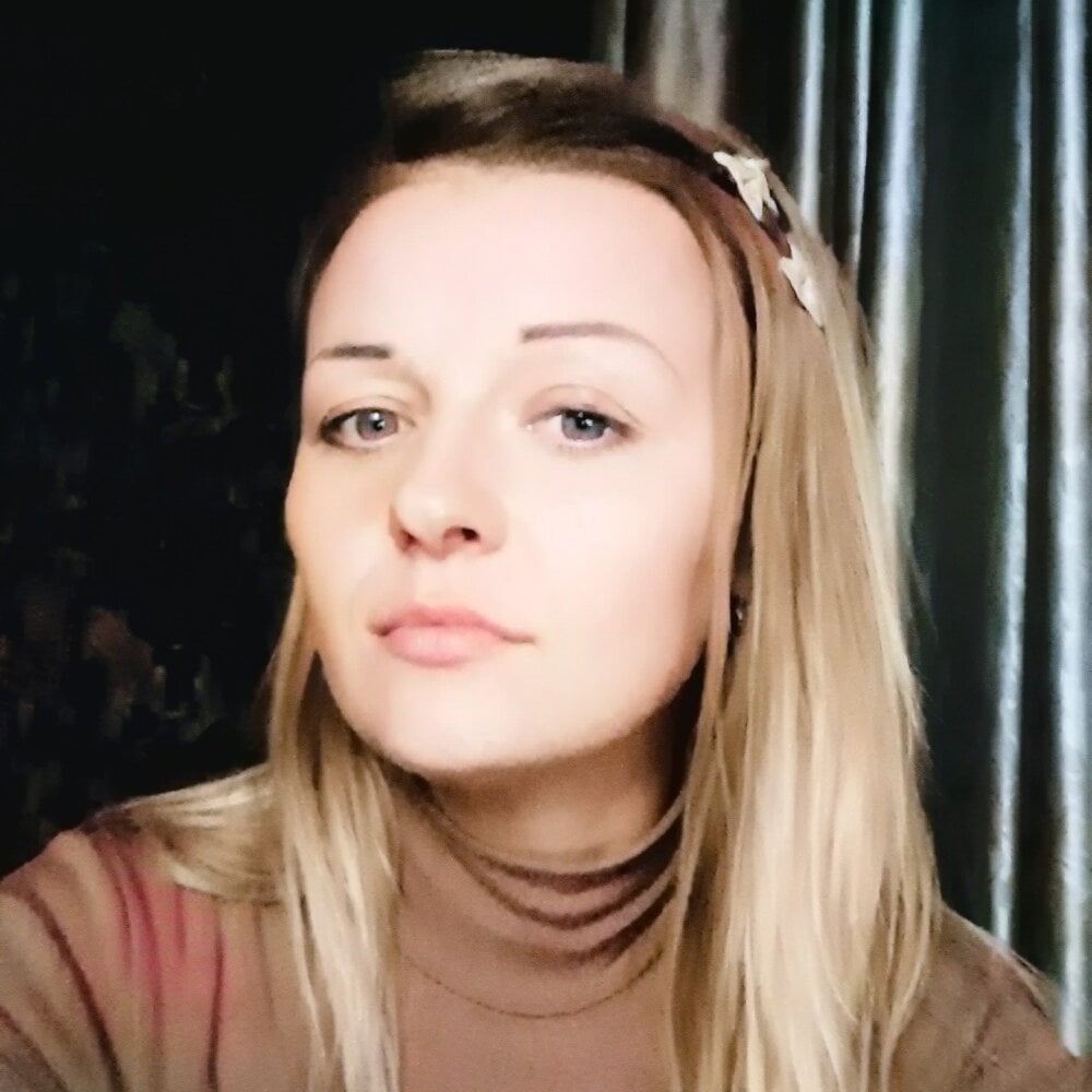 Rena_Brie Cam Model Profile | Stripchat