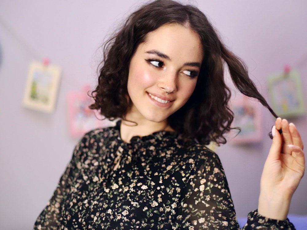 Modelo de vídeos LisaLe: show e chat sexual gratuito ao vivo | Stripchat