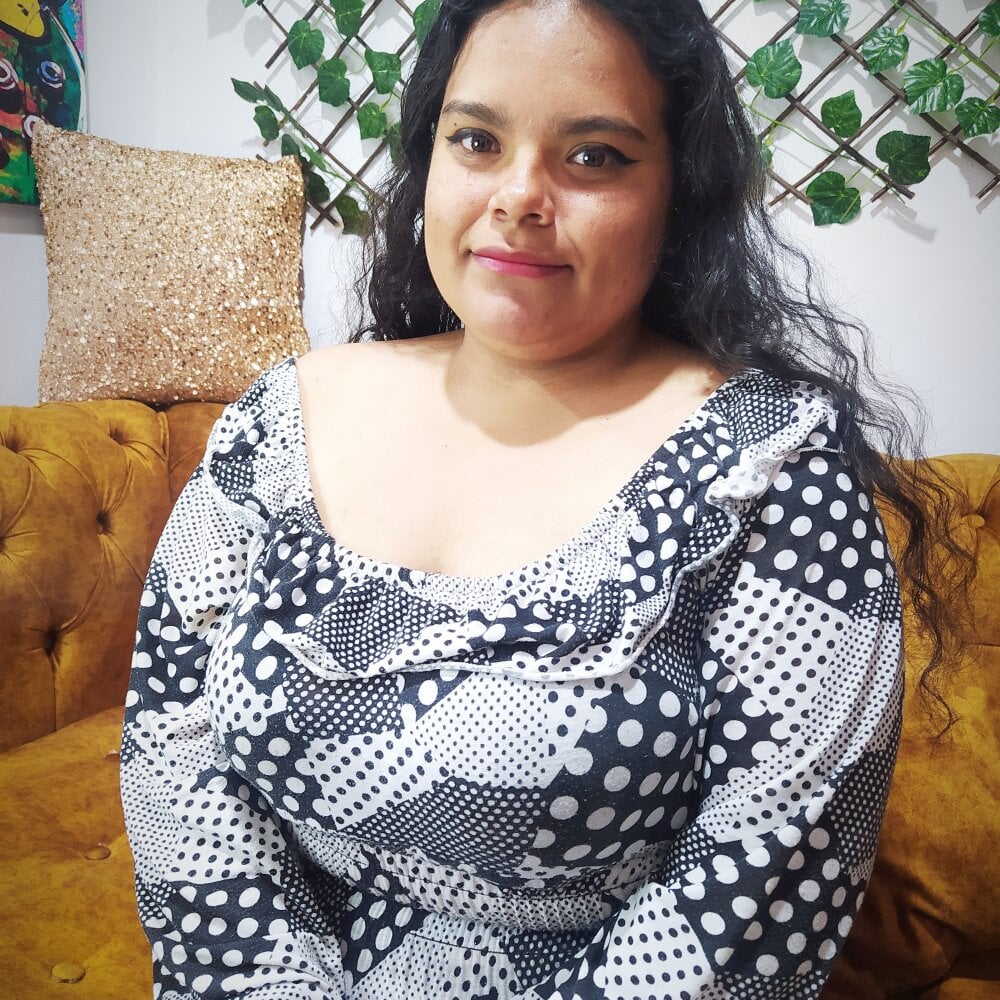 KAROLL_EVANS01 Webcam Model Profile | xHamsterLive