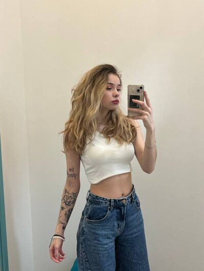 Emmy Roses Stripchat Webcam Model Profile And Free Live Sex Show