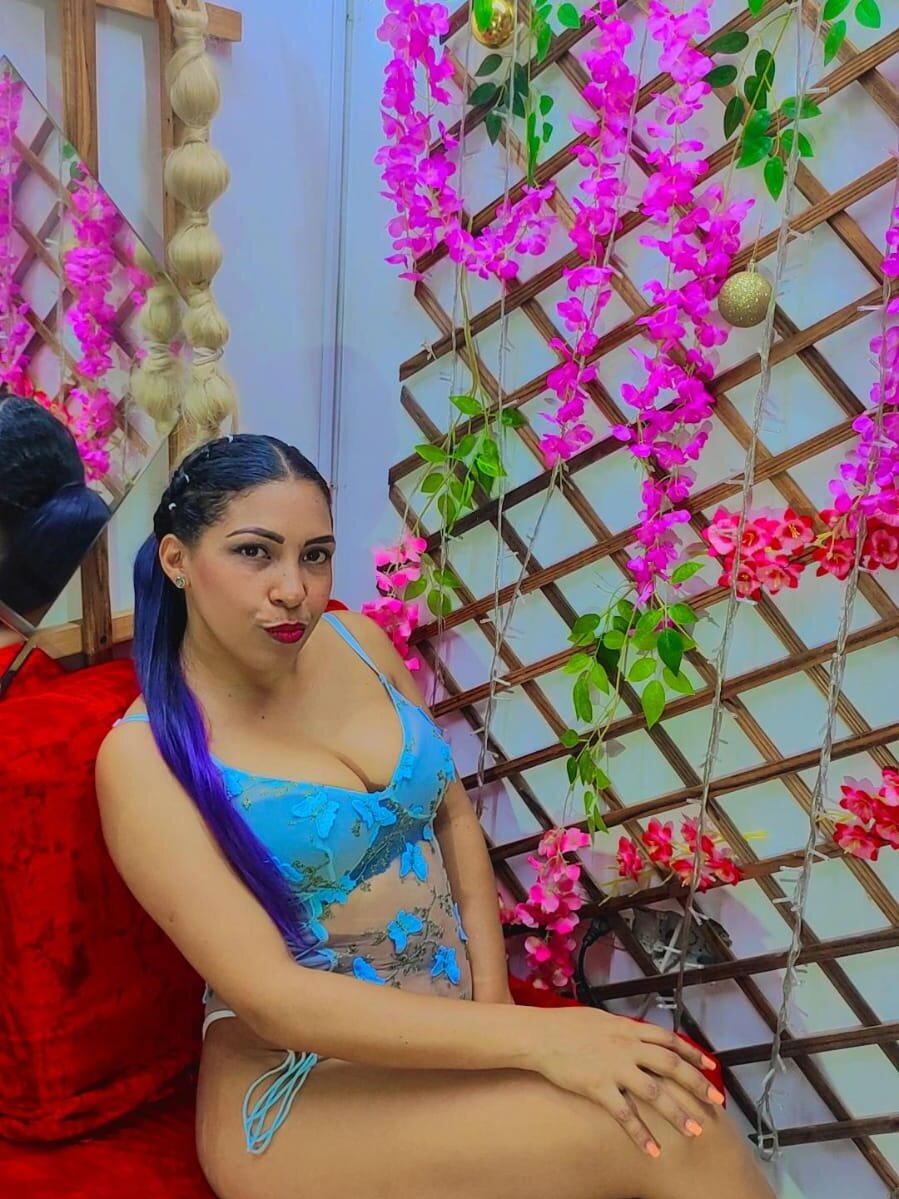 Perla_hotlatina15主播：免费直播性爱表演和聊天 | Stripchat